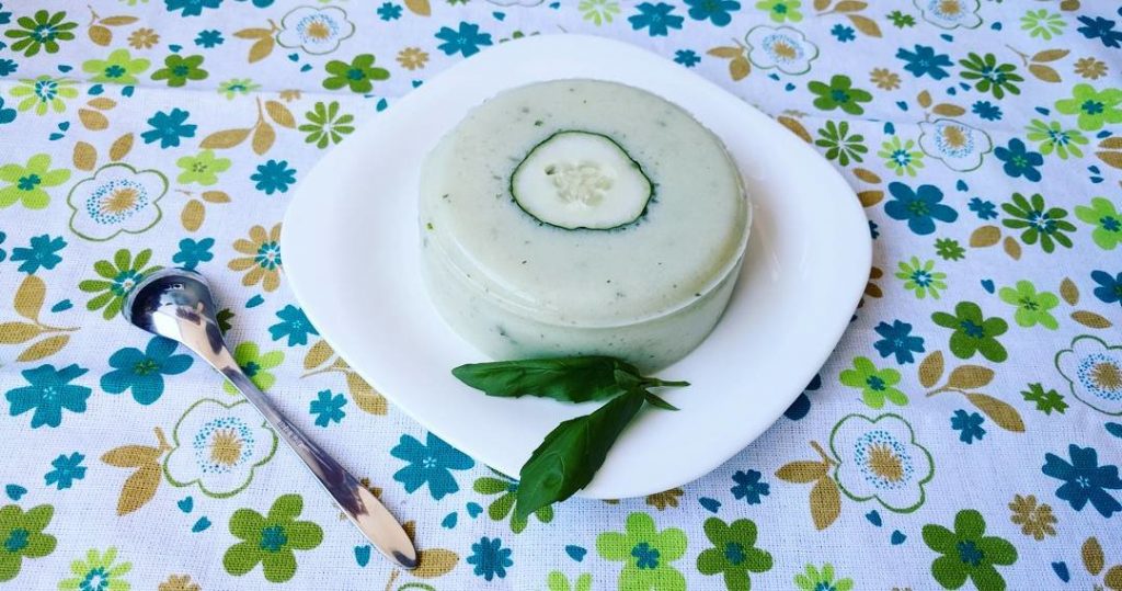 Sweet pudding of cucumber and basil: fresh and delicious